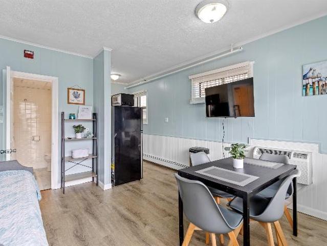 1 Br, 1 bath, Apartment 44 East Grand Avenue