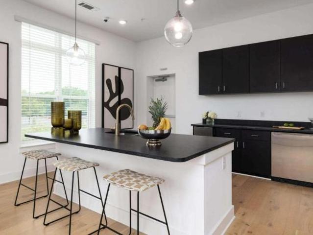 1 Br, 1 bath, Apartment 4520 Charlotte Park Dr