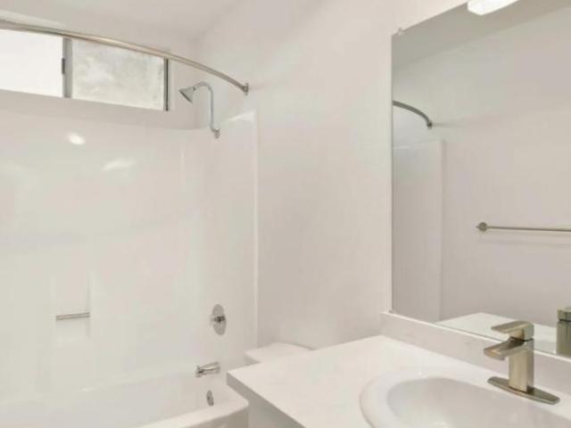 1 Br, 1 bath, Apartment 466 W Washington Ave