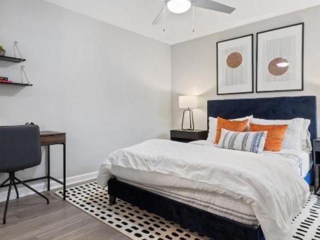 1 Br, 1 bath, Apartment 4600 University Dr