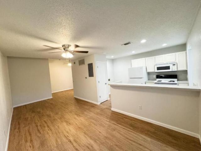 1 Br, 1 bath, Apartment 4621 Johnson Rd