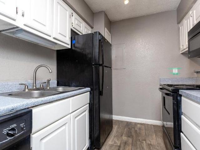 1 Br, 1 bath, Apartment 4720 Wellesley Ave
