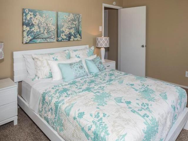 1 Br, 1 bath, Apartment 4720 Wellesley Ave