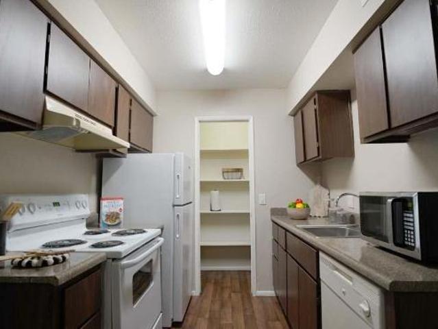 1 Br, 1 bath, Apartment 4900 E 5th St