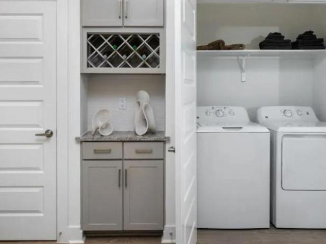 1 Br, 1 bath, Apartment 5050 Capitol Ave