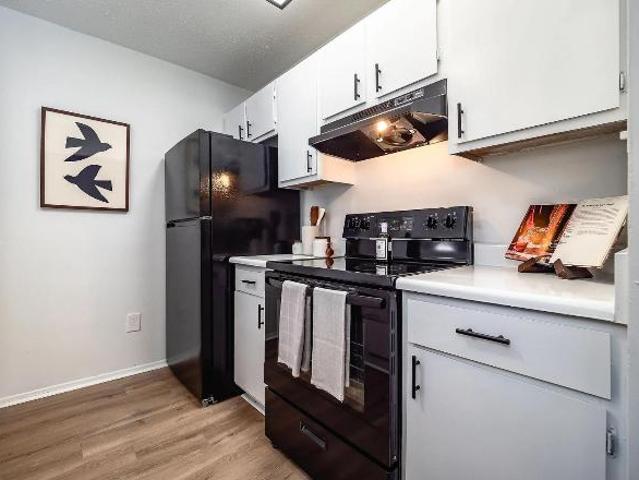 1 Br, 1 bath, Apartment 5000 Ridgewood Rd