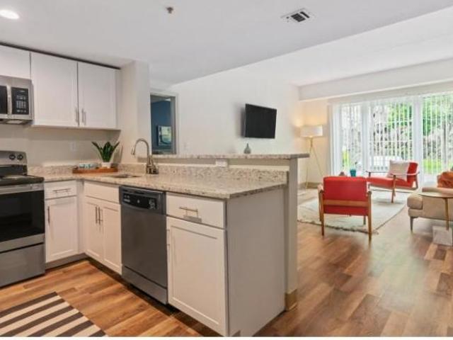 1 Br, 1 bath, Apartment 500 Broadway