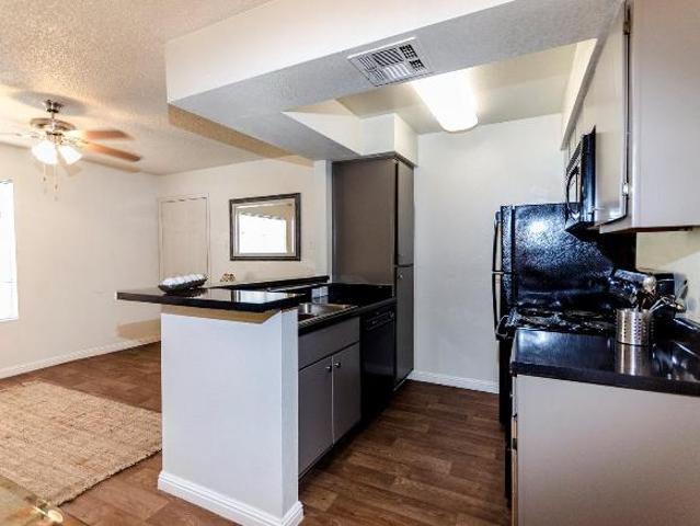 1 Br, 1 bath, Apartment 5020 W Peoria Ave