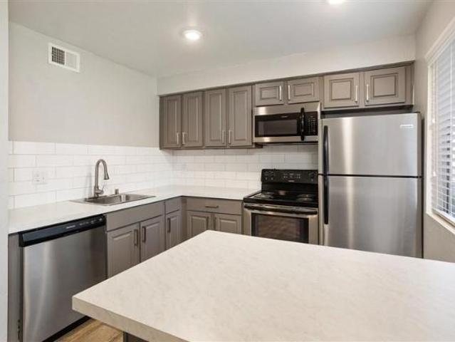 1 Br, 1 bath, Apartment 5038 S Hardy Dr