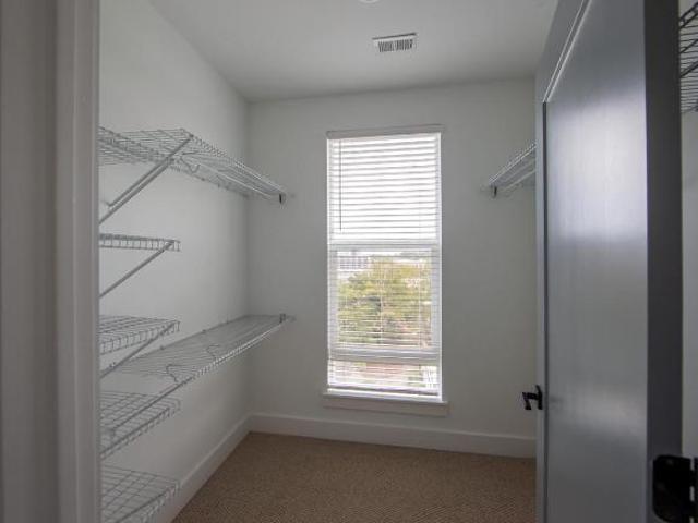 1 Br, 1 bath, Apartment 525 North Avenue NE
