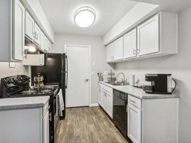 1 Br, 1 bath, Apartment 5205 E Cortland Blvd
