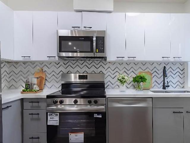 1 Br, 1 bath, Apartment 52 Charlton Avenue West