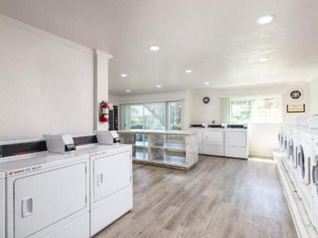 1 Br, 1 bath, Apartment 5351 San Vicente Blvd