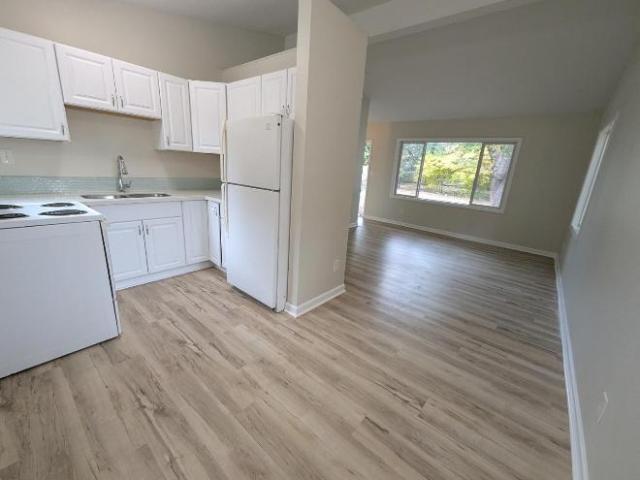 1 Br, 1 bath, Apartment 5448 SE Franklin St