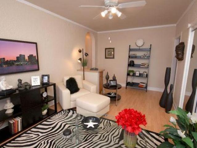 1 Br, 1 bath, Apartment 5541 S Everett Ave