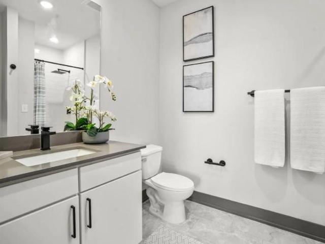 1 Br, 1 bath, Apartment 555 Boulevard NE