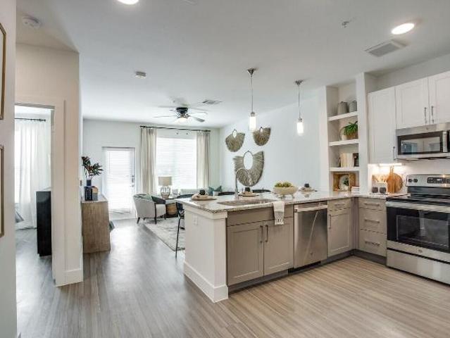 1 Br, 1 bath, Apartment 5500 N Beach St