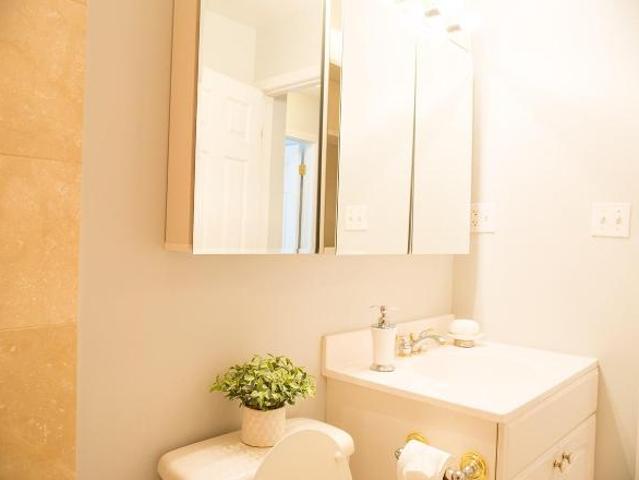 1 Br, 1 bath, Apartment 5525 N Winthrop Ave