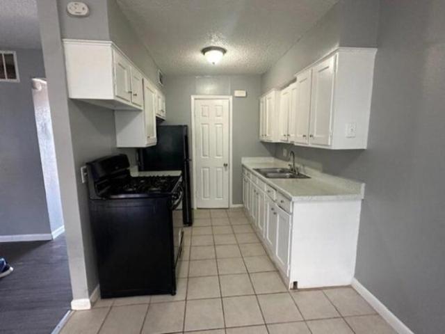 1 Br, 1 bath, Apartment 5660 N May Ave