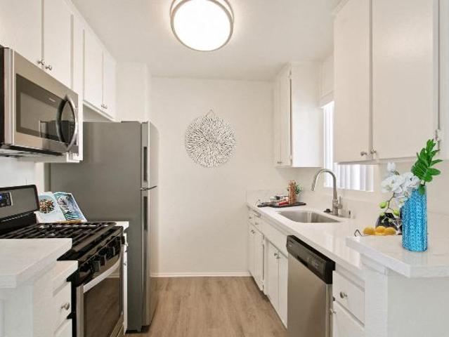 1 Br, 1 bath, Apartment 5760 Laurel Canyon