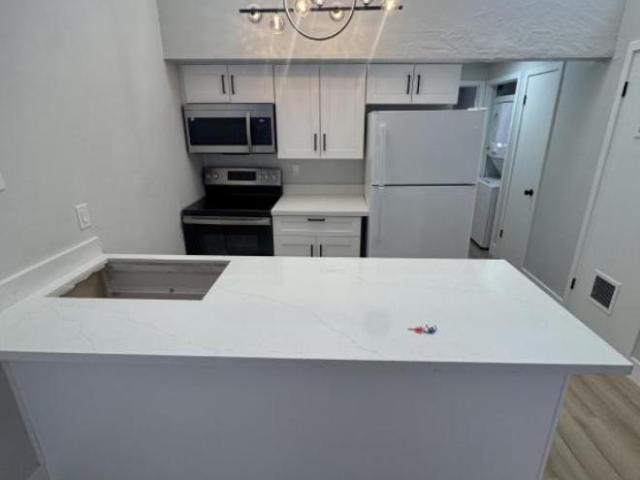1 Br, 1 bath, Apartment 571 Campbell St