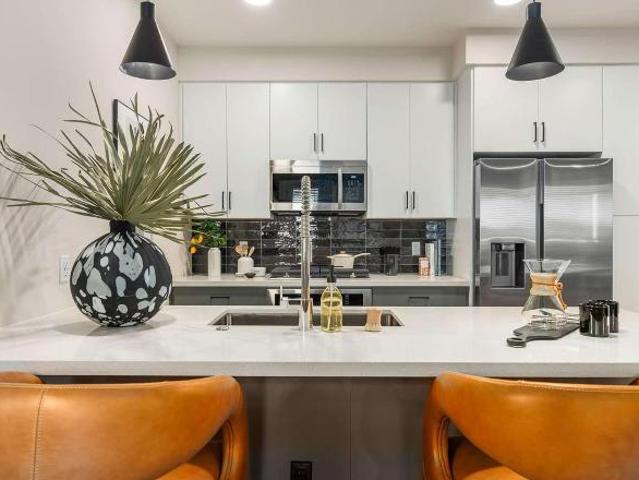 1 Br, 1 bath, Apartment 5727 N 7th St