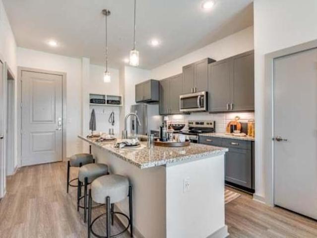 1 Br, 1 bath, Apartment 5885 Calmont Ave