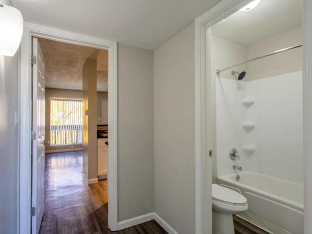 1 Br, 1 bath, Apartment 5800 Harper Dr NE