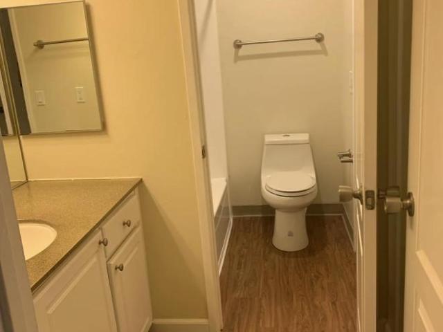 1 Br, 1 bath, Apartment 5959 Riverside Blvd