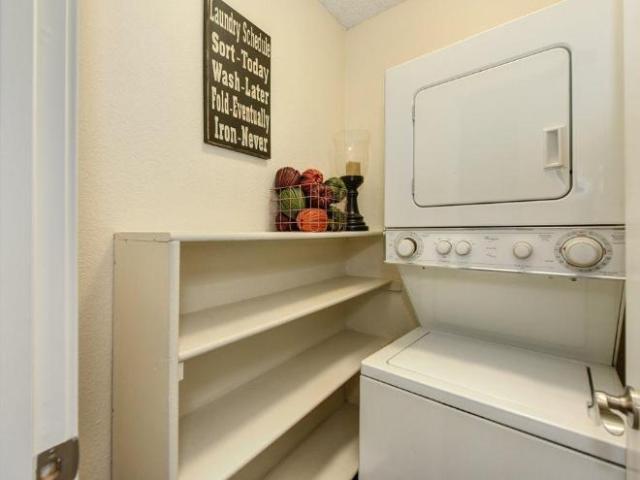 1 Br, 1 bath, Apartment 5979 Devechhi Ave
