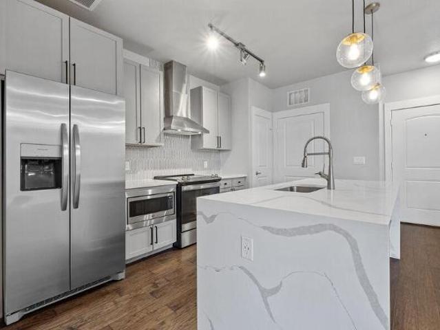 1 Br, 1 bath, Apartment 5920 E University Blvd