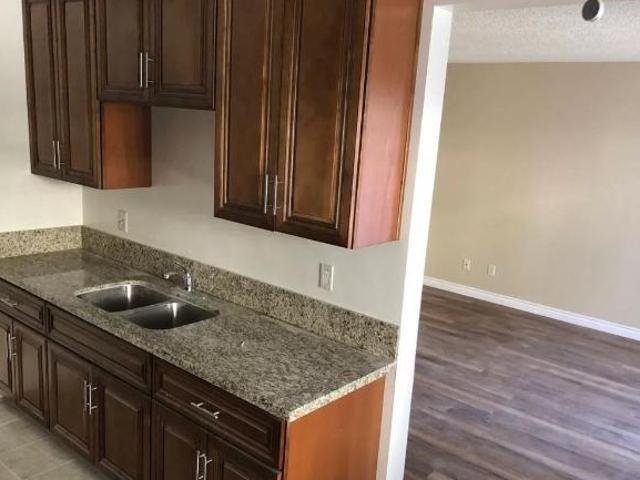1 Br, 1 bath, Apartment 609 W Hyde Park Blvd