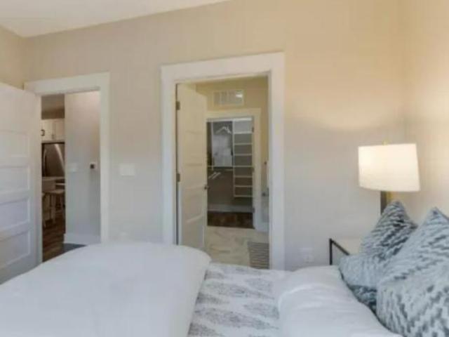 1 Br, 1 bath, Apartment 600 Calvert St