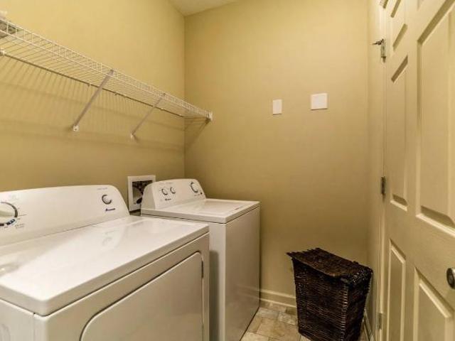 1 Br, 1 bath, Apartment 601 Giddings Ct