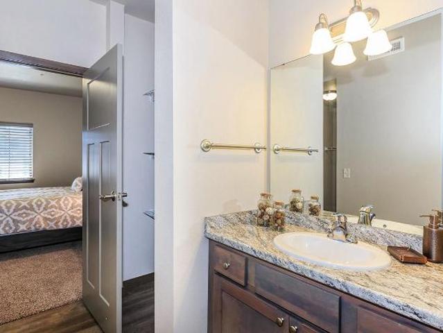 1 Br, 1 bath, Apartment 610 S 44th St Wst