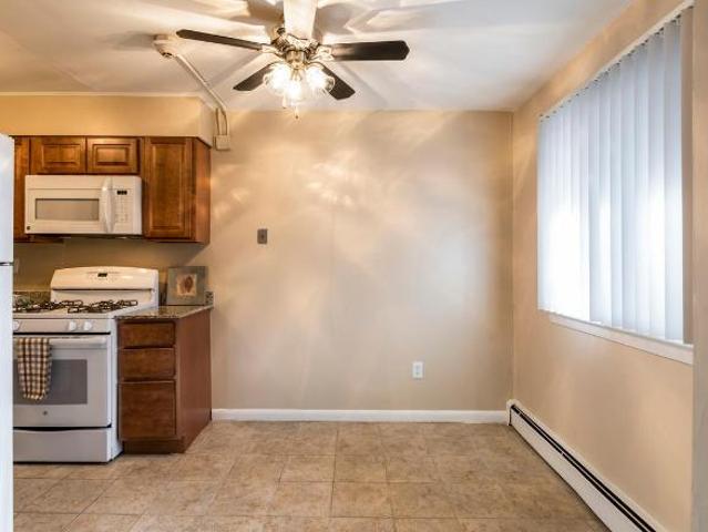 1 Br, 1 bath, Apartment 630 Oaklawn Avenue