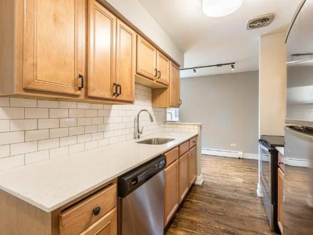1 Br, 1 bath, Apartment 6725 N Sheridan Rd