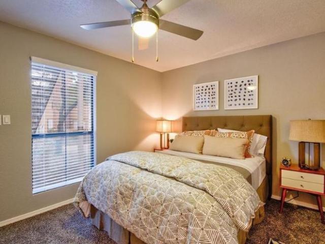 1 Br, 1 bath, Apartment 7000 Louisiana Blvd NE