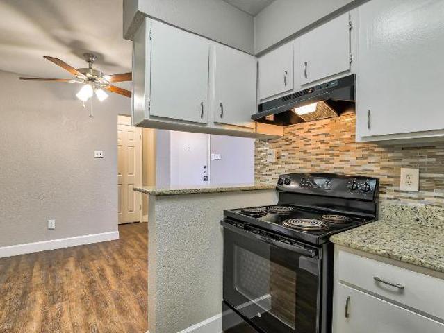 1 Br, 1 bath, Apartment 7110 San Mateo Blvd
