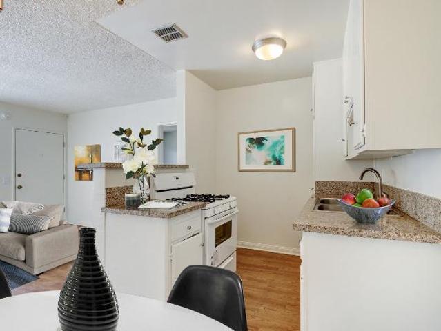 1 Br, 1 bath, Apartment 7242 De Soto Ave