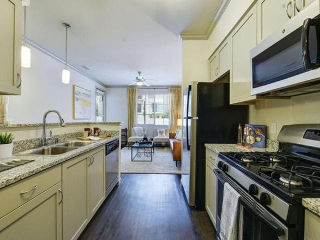 1 Br, 1 bath, Apartment 7346 Parkway Dr