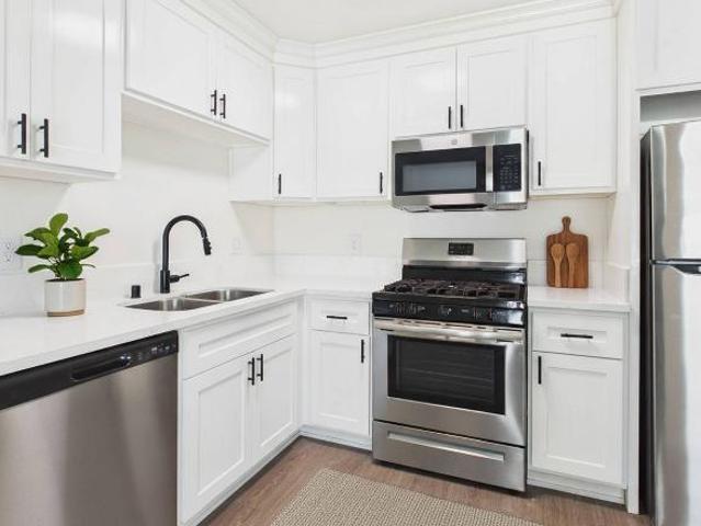 1 Br, 1 bath, Apartment 7650 Reseda Boulevard