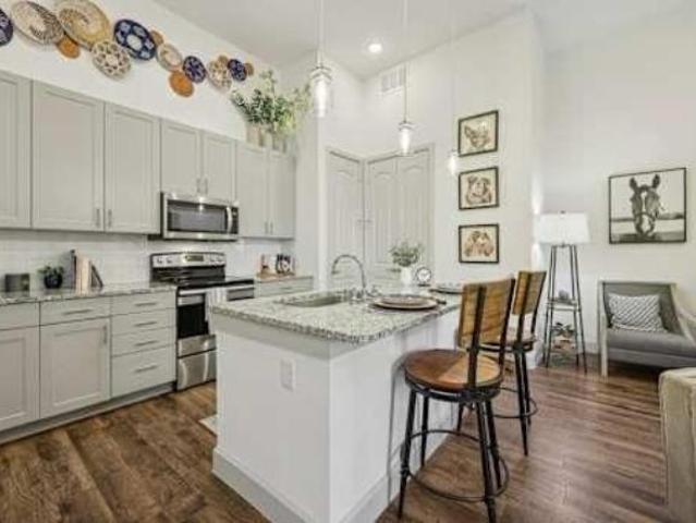 1 Br, 1 bath, Apartment 7830 Van Tuyl Pkwy
