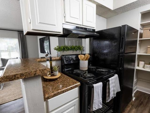 1 Br, 1 bath, Apartment 7910 Crossroads Dr
