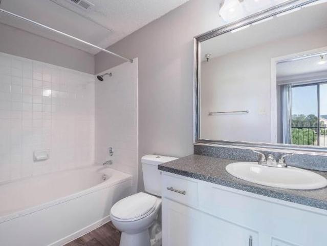 1 Br, 1 bath, Apartment 800 W Royal Lane
