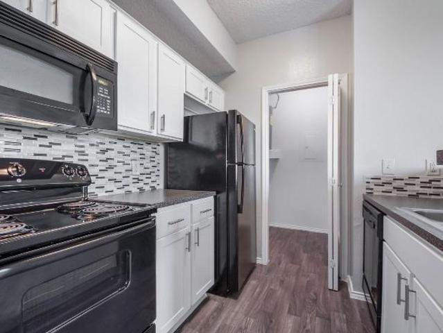 1 Br, 1 bath, Apartment 800 W Royal Lane