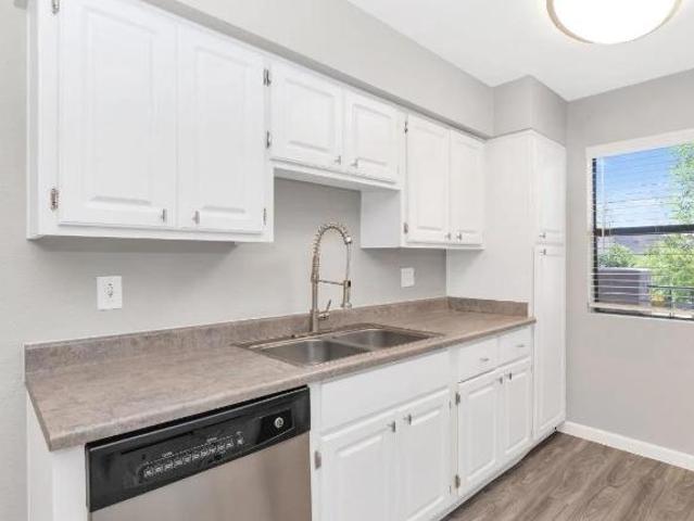1 Br, 1 bath, Apartment 8025 E Lincoln Dr