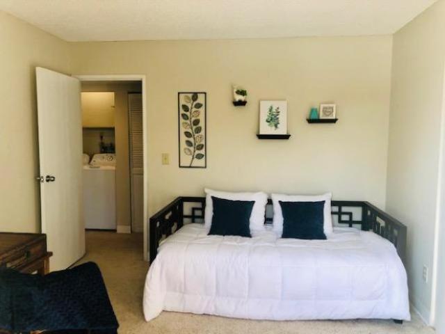1 Br, 1 bath, Apartment 8175 Summerset Dr