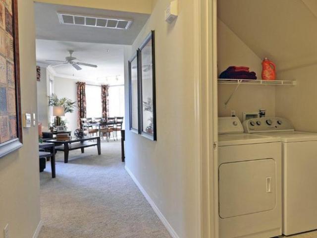 1 Br, 1 bath, Apartment 825 E Palomar St