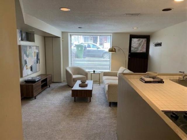 1 Br, 1 bath, Apartment 829 Pape Avenue